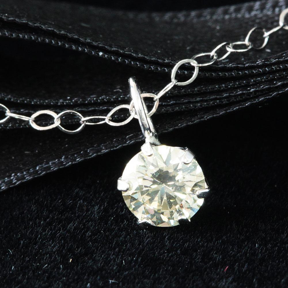 定番！シンプルで高品質のダイヤモンドが煌く一粒ペンダント。SIクラス相当の透明度と、カットが美しいプロポーションで、より多くの光を反射してまばゆく輝きます☆人気のティファニーセッティング（6本爪）は、ダイヤモンドを美しく輝かせ、流行に左右さ...