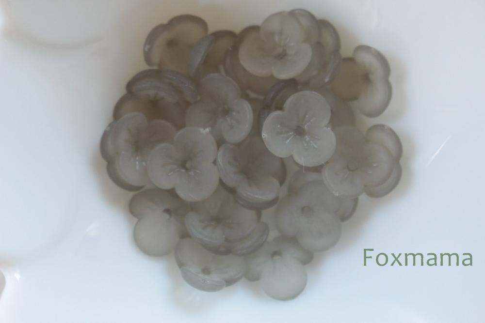 商品説明品番BF310MGGWSHS商品名アクリルビーズパーツ 10mm 30個 3枚花びら 半透明 マット 灰緑 (BF310MGGWSHS)サイズ画像2枚目をご覧ください。多少の誤差はご了承ください。お伝えしたいこと＊マットに仕上げられ...