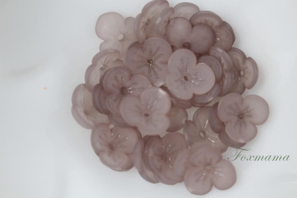 商品説明品番BF310MGJSHHS商品名アクリルビーズパーツ 10mm 30個 3枚花びら マット 半透明 グレージュ (BF310MGJSHHS)サイズ画像2枚目をご覧ください。多少の誤差はご了承ください。お伝えしたいこと＊マットに仕上...