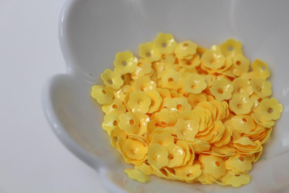 商品説明品番SFC070YLBJ00商品名スパンコール 約290枚(約3.5g) 花カップ 7mm 黄(SFC070YLBJ00)サイズ幅:約7mm多少の誤差はご了承くださいませ。お伝えしたいこと＊穴1カ所・中国製です・品質的に安定していな...