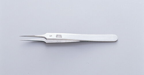 商品説明柄より鋭く長い先が出ています。先端は非常に鋭く、角を落しています。 デュモクセル＜耐腐食性＞＜耐酸性＞＜非磁性＞デュモクセルはデュモン社一番の人気で、C、Cr、Ni、Mo、Cuで構成されています。この合金はデュモン社で開発、特許取得...