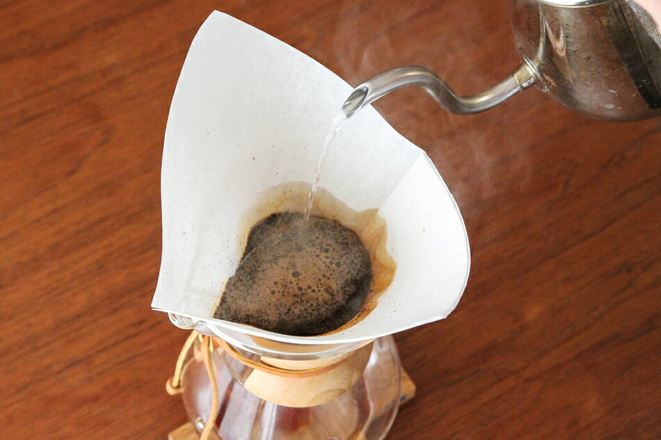 ケメックスを使ったコーヒーライフをより良いものにしてくれるアクセサリー。写真は左上から「コーヒーフィルター 3カップ用」、「コーヒーフィルター 6カップ用」、「ブラシ 6カップ用」、「カバー」。（※パッケージデザインは予告なく変更になる場合...