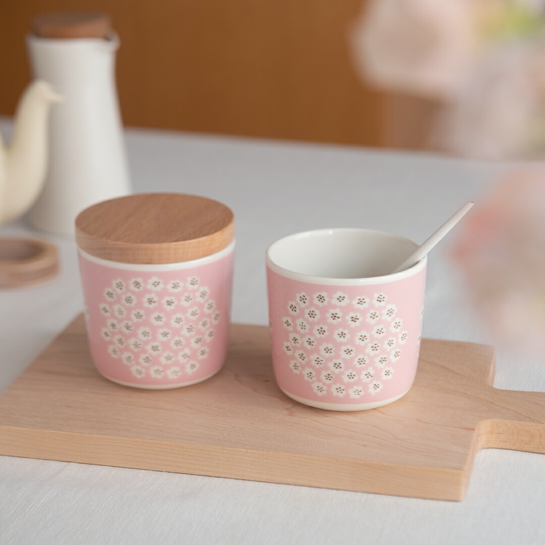 「ラテマグ」は、コロンとしたフォルムが手に馴染む、ハンドルなしの小ぶりなカップ。コーヒーやお茶などのドリンク以外にも、専用の「木蓋」をつけてシュガーポットとして使うのもおすすめです。 「マグ」は、縦長のフォルムでしっかりと容量があり、自宅で...