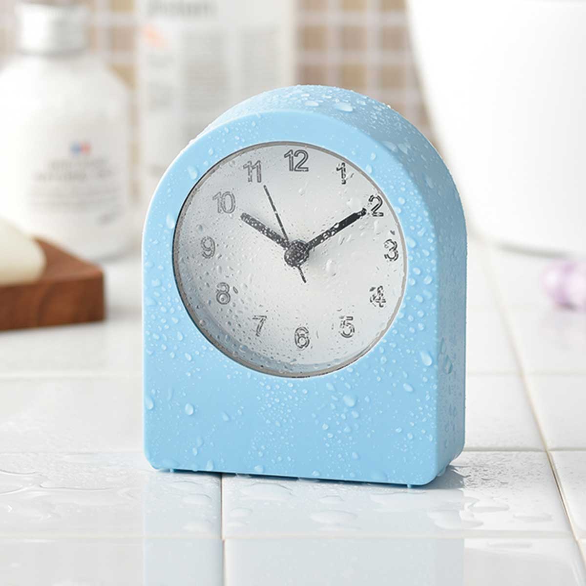 防水仕様で安心 癒しのバスタイムにおススメの時計は、IPX4適合の防水仕様。裏面に付属の吸盤を付ければ、壁や鏡にも取付けられます。 時間を決めての入浴や、時間がわかることで、約束や予約に余裕を持てるバスクロックです。 本体色：ホワイト・ブル...