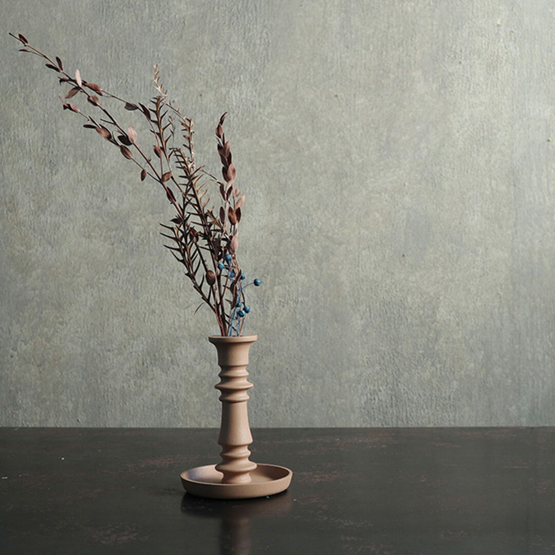 洋館の柱や燭台のようなフォルムと質感が魅力のキャンドルスタンド。 ヴィンテージ感のあるアイアンの質感が ろうそくをモダンに引き立たせてくれるキャンドルホルダーです。 ドライのお花を挿すこともできます。 トレイはアクセサリーを置いたりなど、い...