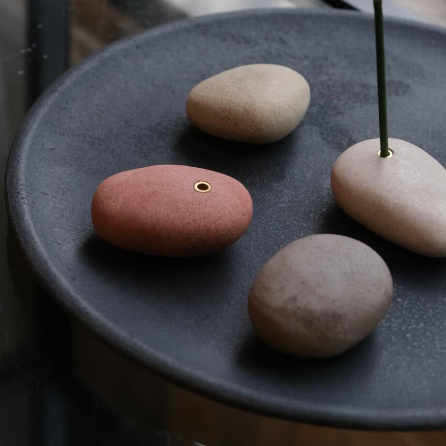 Primitive Clay Incense Holder / Diffuser 粘土を焼成し、ひとつひとつ掌で丁寧に形成された 温かみのあるプリミティブな質感が特徴のインセンスホルダー。 エッセンシャルオイルも染み込みやすく、 ディフュー...