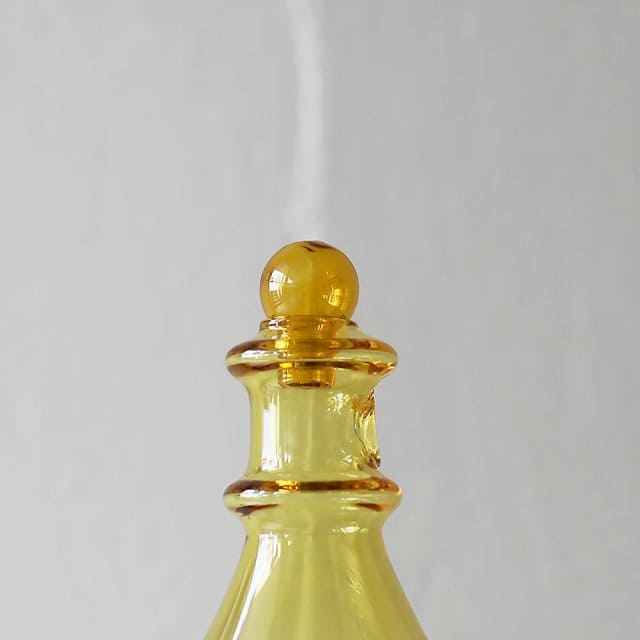 耐熱ガラスのお香立て専用のガラス製ホルダー。 コルクの代わりにお香スティックを固定するガラス製のホルダーは、 コルクとは違い、消耗しませんので、頻繁にお香を焚く人にはお勧めです。 また、お香立てに乗っかっているとお香立ての雰囲気を少し変えて...