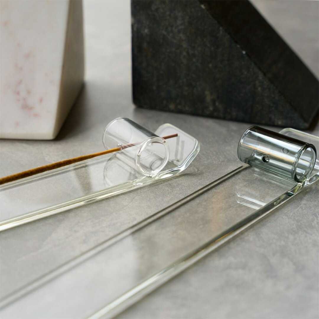 スティックタイプ専用のシンプルでモダンな形状のガラス製インセンスホルダー。 リビングやベッドルーム、書斎、洗面台などさまざまな空間と相性が良く、窓辺に置けば外の光がクリアなガラスにほどよく差し込み、ガラスならではの光の影もお楽しみいただけま...