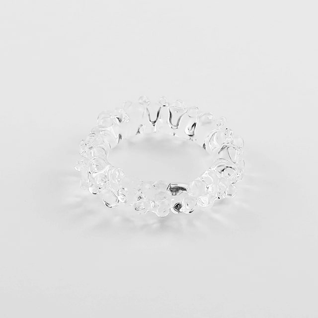 ポコポコとしたデザインは、 光に当たるとキラっとひかり手元を華やかにみせてくれます。 内側はつるんとした仕様の為、着け心地が良いのもポイント。 上品な存在感と、ガラス特有のつるんとした愛くるしさが特徴。 軽く肌なじみよくお使いいただけます。...