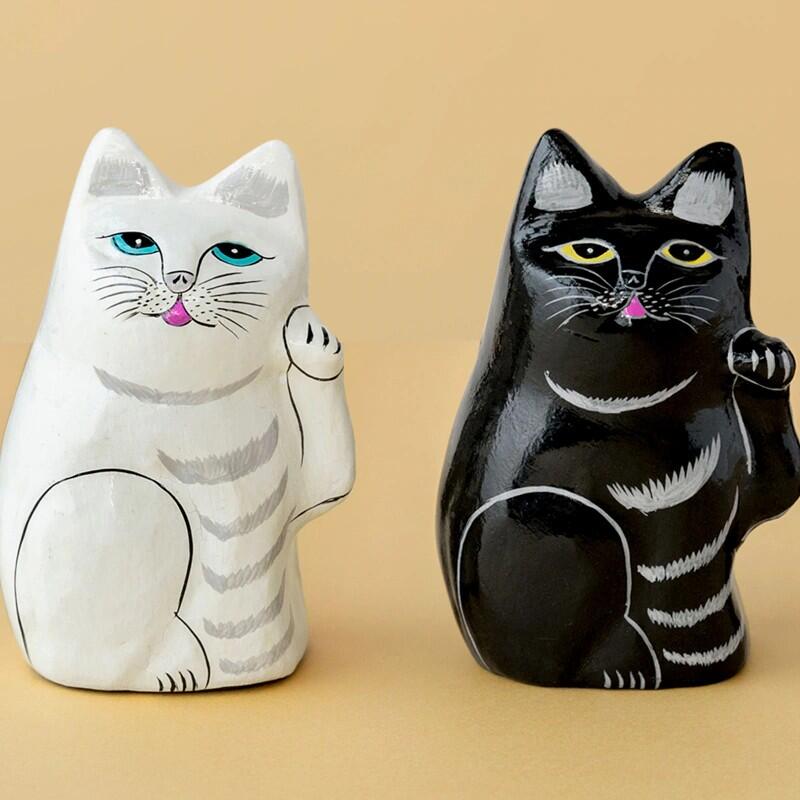 インドの招き猫 (White/Black) インドの伝統工芸である紙粘土細工（ペーパーマッシュ）に ハンドペイントを施した招き猫の置き物。 底面にインドの職人のサイン入り。 左手を上げている招き猫は「人を招く」と言われており千客万来、 商売...