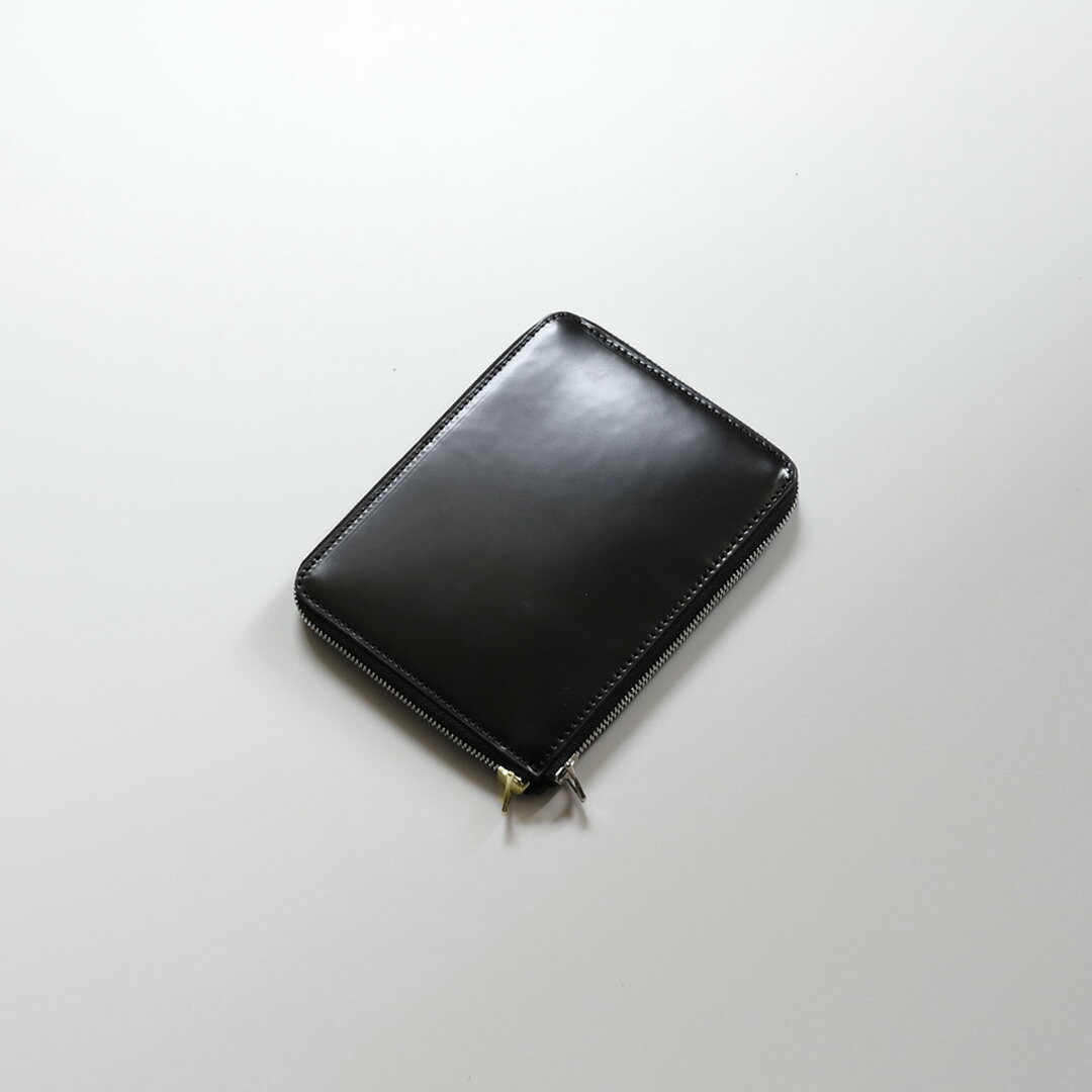 Ed Robert JudsonのParallelシリーズ。 Magic Purseは1本のファスナーをデザインすることで 2つのポケットが現れるという独自の構造をもった ラウンドジップシリーズのお財布です。 薄型でありながらも、収納を使い...