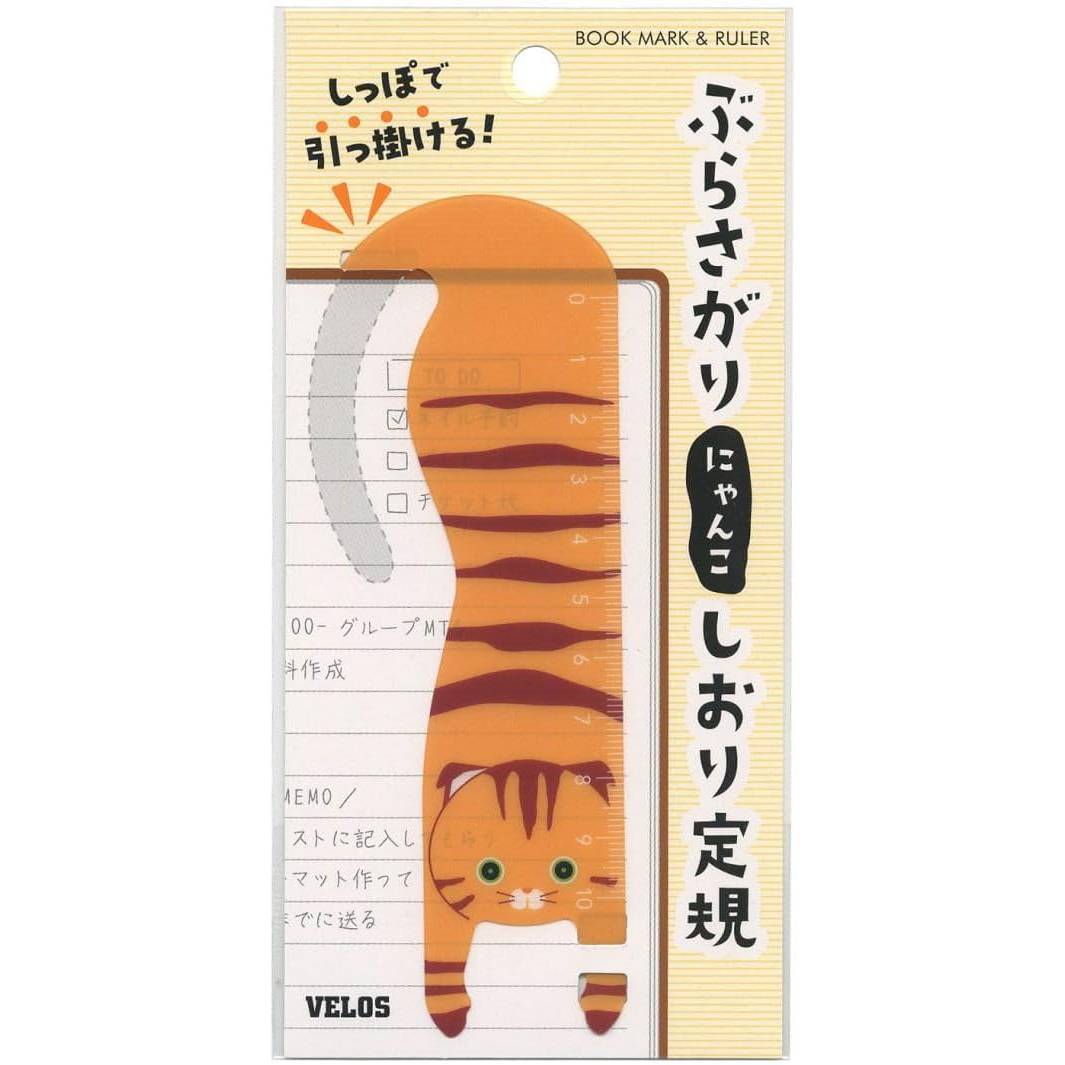 ベロス しおり ぶらさがりにゃんこしおり定規 トラ BN-1453T しっぽで引っ掛けるぶらさがりしおり。飛び出したお尻がインデックスにもなる！定規としても使えるので手帳や参考書で線を引きたい時にも便利。サイズ：W53×H140×D1mm 2