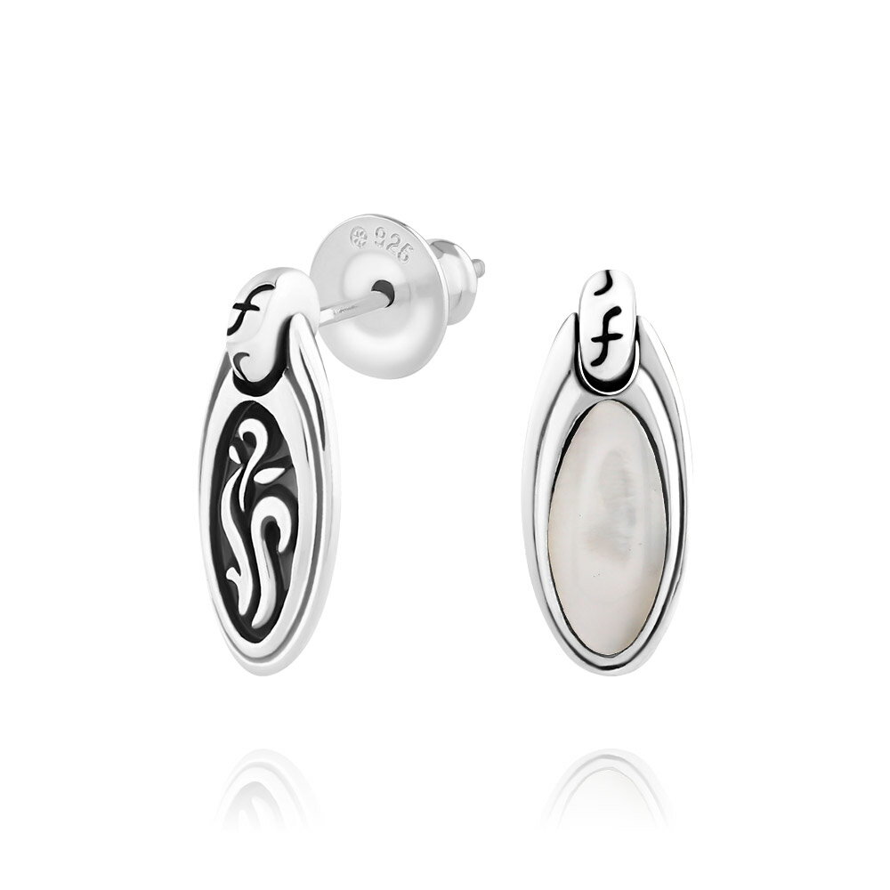 商品説明特徴 ピアス本体をリバーシブルでお使いいただけるシルバーピアス。ホワイトシェルとアラベスク（唐草模様）の彫刻のお好きなデザインでお使いいただけます。こちらの商品は片耳用1個づつでの販売となっております。素材・加工 シルバー925使用...