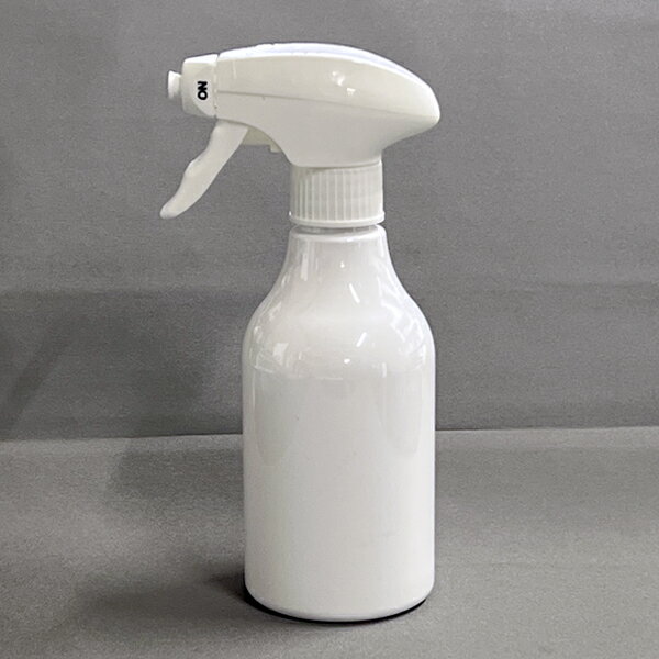 インジェクションブローPET製の300mlガンスプレー容器です。円柱形のボトルで中身が見えにくい乳白色タイプです。ガンスプレーは白色　泡になるタイプです。 弊社の他の泡スプレーに比べても張り付きのいい泡になります。 ボトルは乳白色で紫外線を...