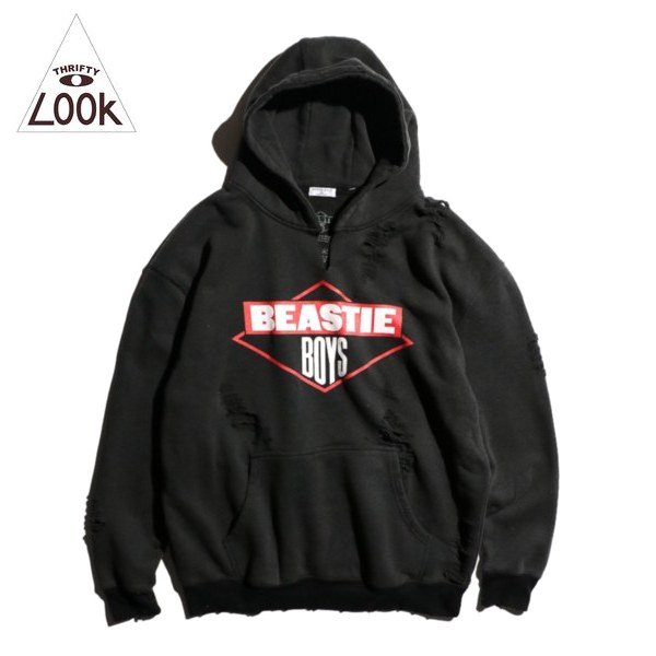 THRIFTY LOOK / WORN-OUT BAND HOODIE "BEASTIE BOYS"NECK SLIT 一枚一枚手作業でダメージを入れ、箇所をこすって破れのリアル感を出しています。ネックにはVネック状のスリット入り。さらに特...