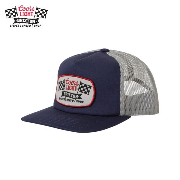 【BRIXTON X COORS LIGHT】 MP(ミディアムプロファイル)：癖の少ないベーシックな被り心地 【DESIGN】 レースの伝統と日常の快適さを絶妙に融合させたトラッカーキャップ。 サーキットサイドでも、週末をのんびり過ごすと...