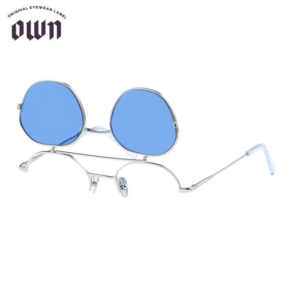 OWN/オウン #17 FLIP-UP SILVER / NAVY ブランド初となる跳ね上げ式フレームは#17をベースに設計。 ヴィンテージアイウェアの雰囲気を踏襲したパント型シルエットを採用し、軽く優しい装着感を実現させました。 レンズを...