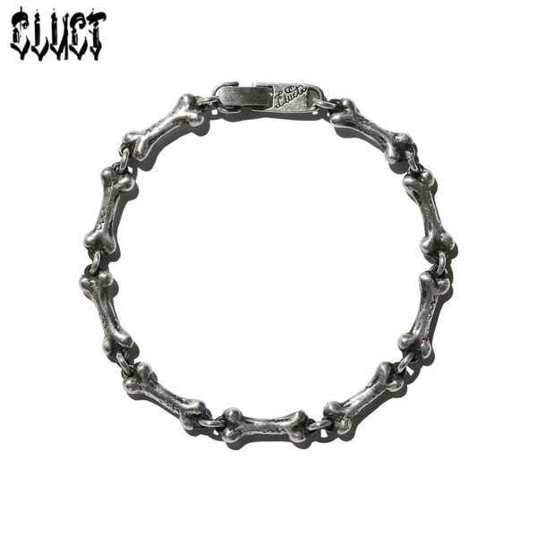 CLUCT / BONE [BRACELET] 05304 ブラス素材を使用し、職人の手によって丁寧に作り上げられた、唯一無二のブレスレットです。 特徴的な骨のデザインは、オリジナルで、細部にまでこだわった職人技が光ります。 流行に左右され...