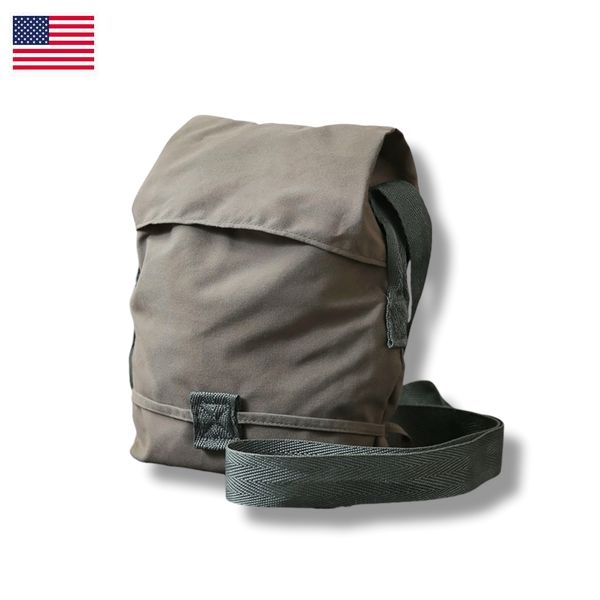 【DEADSTOCK】U.S. MILITARY G.I. 5.56mm AMMO 米軍より弾薬を持ち運ぶためのアモショルダーポーチ。 上蓋のついた四角形状のコットン素材で紐により内容物を縛って固定することが可能です。 ステンシルの印字の内...