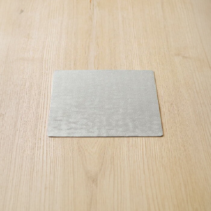仕様素材：錫（圧延）サイズ：18×18（cm） サイズW(L)180×D180×H1※単位はmm※サイズは個体差がある場合がございます。 ブランドsyouryu（ショウリュウ） 生産国日本 商品説明18×18は、前菜・おつまみ・スイーツ等、...