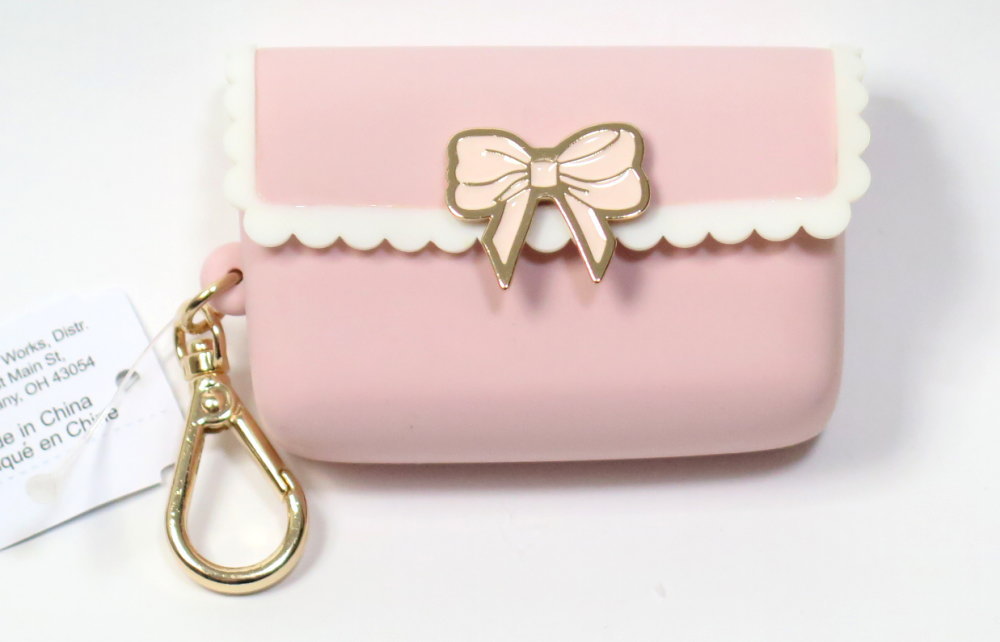 商品説明 バスアンドボディワークス/Bath&Body Works Accessories Pocketbac Holder スナップ ボタンホルダー キュートなアクセサリーにもなっちゃう！ミニ抗菌ハンドジェル専用ホルダーです。 ホルダー付...