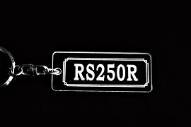 【商品詳細】 ・サイズ： 縦：2cm×横5cm×厚み0.3cm ・色： クリア ・素材： アクリル ・注意事項：モニターの発色具合により実際の色と異なる場合がございます。 ・HONDA ホンダ RS250R