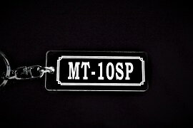 【商品詳細】 ・サイズ： 縦：2cm×横5cm×厚み0.3cm ・色： クリア ・素材： アクリル ・注意事項：モニターの発色具合により実際の色と異なる場合がございます。 ・YAMAHA ヤマハ MT-10SP