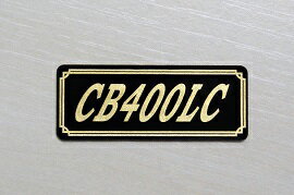 【商品詳細】 ・サイズ： 縦：2cm×横5cm×厚み0.1cm ・色： 黒/金 ・素材： アクリル2層ステッカー ・質感 背景／地肌・・艶ありブラック ロゴ部・・レーザー加工による艶ありゴールド。 ・注意事項：モニターの発色具合により実際の...