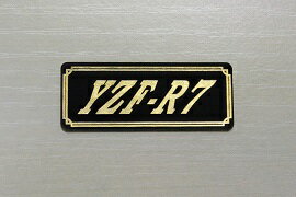 【商品詳細】 ・サイズ： 縦：2cm×横5cm×厚み0.1cm ・色： 黒/金 ・素材： アクリル2層ステッカー ・質感 背景／地肌・・艶ありブラック ロゴ部・・レーザー加工による艶ありゴールド。 ・注意事項：モニターの発色具合により実際の...