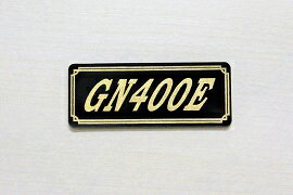 【商品詳細】 ・サイズ： 縦：2cm×横5cm×厚み0.1cm ・色： 黒/金 ・素材： アクリル2層ステッカー ・質感 背景／地肌・・艶ありブラック ロゴ部・・レーザー加工による艶ありゴールド。 ・注意事項：モニターの発色具合により実際の...