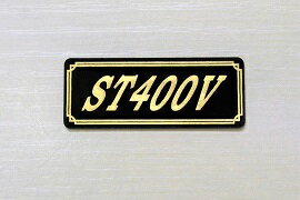 【商品詳細】 ・サイズ： 縦：2cm×横5cm×厚み0.1cm ・色： 黒/金 ・素材： アクリル2層ステッカー ・質感 背景／地肌・・艶ありブラック ロゴ部・・レーザー加工による艶ありゴールド。 ・注意事項：モニターの発色具合により実際の...