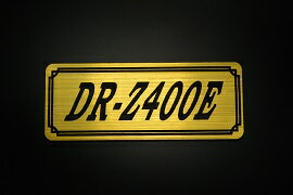 【商品詳細】 ・サイズ： 縦：2cm×横5cm×厚み0.1cm ・色： 金/黒 ・素材： アクリル2層ステッカー ・質感 背景／地肌・・レーザー加工によるマットブラック ロゴ部・・ヘアラインゴールド。 ・マットブラック部にはレーザー加工のム...