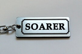 【商品詳細】 ・サイズ： 縦：2cm×横5cm×厚み0.3cm ・色： 銀/黒 ・素材： 2層アクリル ・注意事項：モニターの発色具合により実際の色と異なる場合がございます。