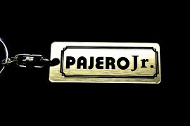 【商品詳細】 ・サイズ： 縦：2cm×横5cm×厚み0.3cm ・色： 金/黒 ・素材： 2層アクリル ・注意事項：モニターの発色具合により実際の色と異なる場合がございます。