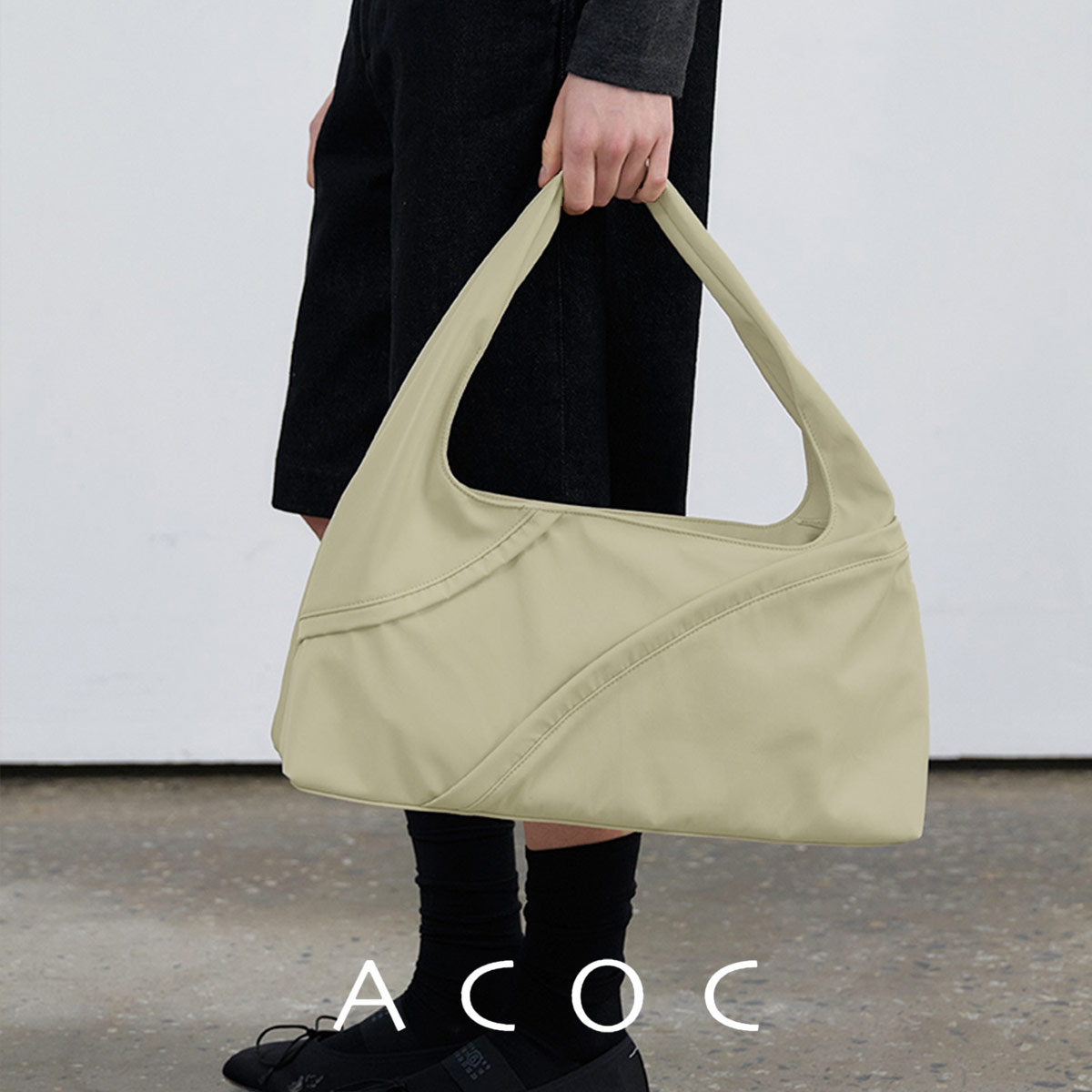 ▼ACOC/アコック Agenda M Bag_ブラック 装飾を最小限に抑えたミニマルなデザインの軽いショルダーバッグです。 アコークのシグネチャーカーブポケットで収納の便利さとデザインのユニークさを加えました。 カジュアルルックからフォー...