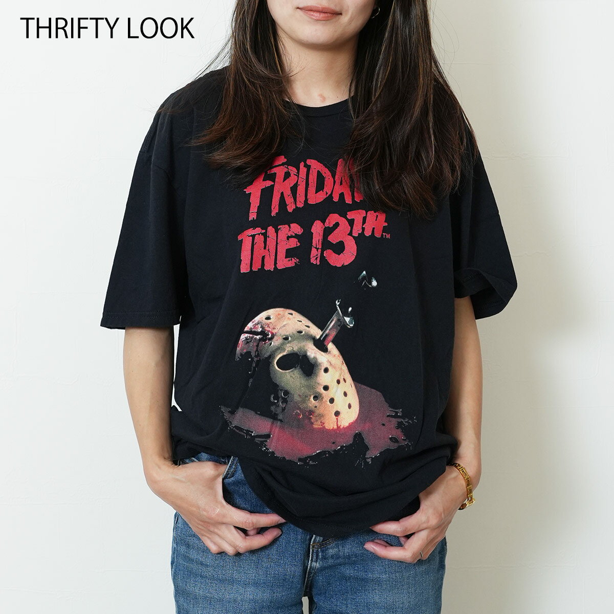▼ THRIFTY LOOK / THRIFTY "FRIDAY THE 13TH" TEE オフィシャルライセンシーTシャツ。 80年公開のアメリカが誇るホラー映画の金字塔的作品「FRIDAY THE 13TH（13日の金曜日)」。 メイ...