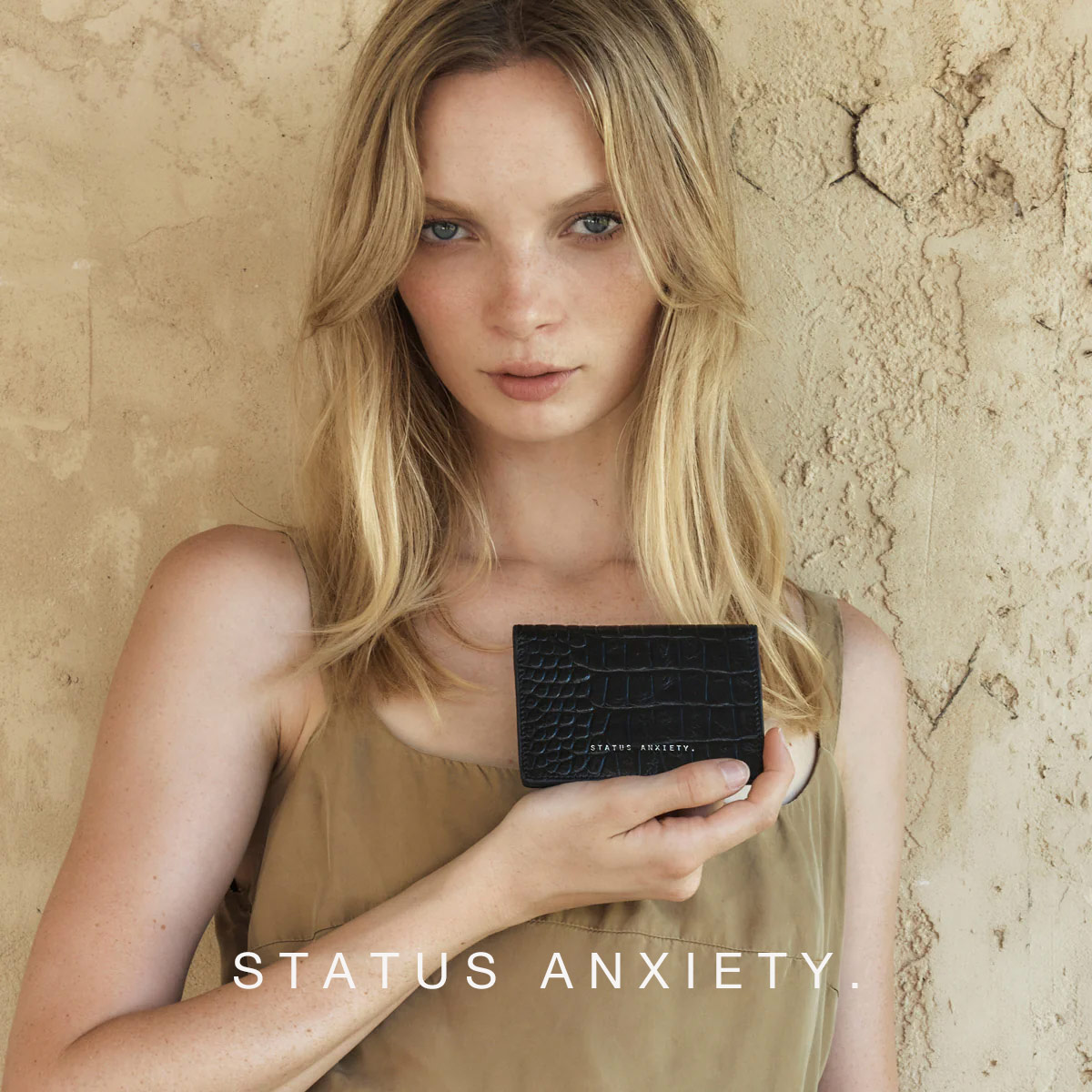 ▼STATUS ANXIETY / EASY DOES IT 二つ折り財布 「Easy Does It」ウォレット.。 カードの束と数枚の折りたたんだ紙幣を持ち運べるように作られており キャッシュレス時代に最適なサイジングのお財布。 毎日使...