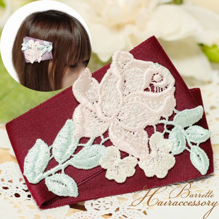 ※こちらの商品はメール便がご利用いただけます お花の刺繍がオシャレなエレガンスなバレッタの登場です!!サテン調の布地をベースにバラのお花の刺繍が施されていてとってもエレガンスな仕上がり★留める部分は金具のしっかりと留めるタイプなのでハーフア...