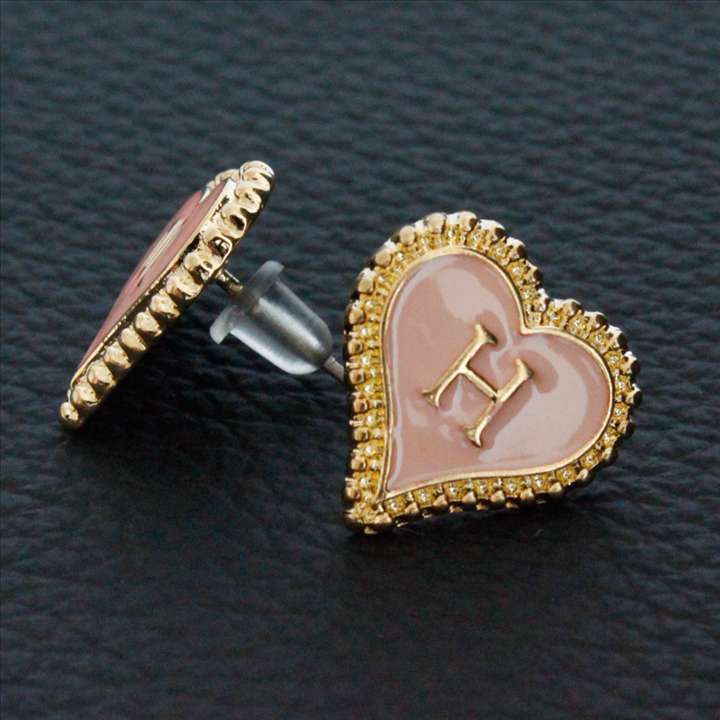 ※こちらの商品はメール便がご利用できません 大人気のイニシャルモチーフが両耳セットピアスになって登場です！！ゴールドの縁取りがキラキラ光ってゴージャス！！ハートの中にはHの文字が♪キャッチは柔らかい樹脂キャッチとなっています☆CUTEなハー...