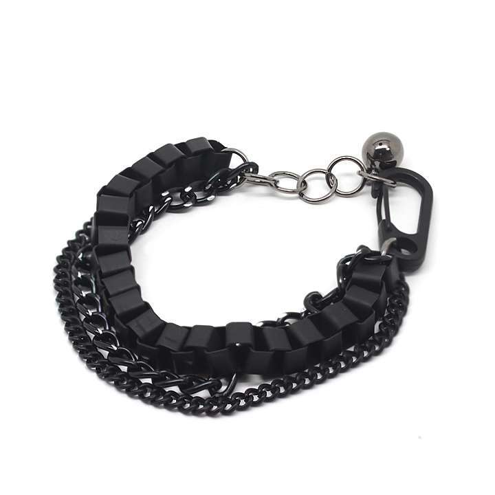 ※こちらの商品はメール便がご利用いただけます 特殊なデザインチェーンがオシャレ！スクエアチェーン3連ブレスレットです♪太さ・形の異なる3本のチェーンが連なる大人なデザイン♪太めなデザインで存在感もバツグン！太めの金具で装着もしやすいです♪ロ...