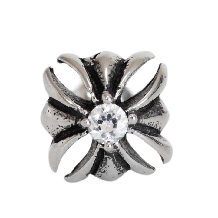 ※こちらの商品はネコポスでの発送となります さり気なく耳元にワンポイントを♪ストーンが入ったゴシック調のクロスモチーフのボディピアスです♪シンプルでどんなスタイルにも合わせやすいデザイン!!ユニセックスなので、男女問わずOK♪他のピアスとの...