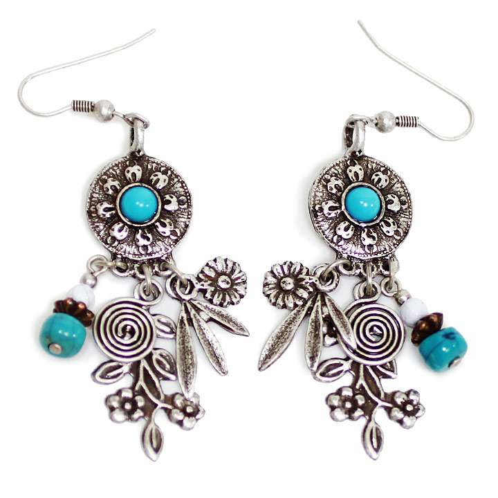 ※こちらの商品はネコポスでの発送となります ネイティブな雰囲気が個性的なフックピアスです♪アンティーク品のような花や植物のモチーフが連なってゆらゆらと揺れるデザインが魅力です♪落ち着いたアンティークシルバーのカラーにターコイズ色のストーンが...