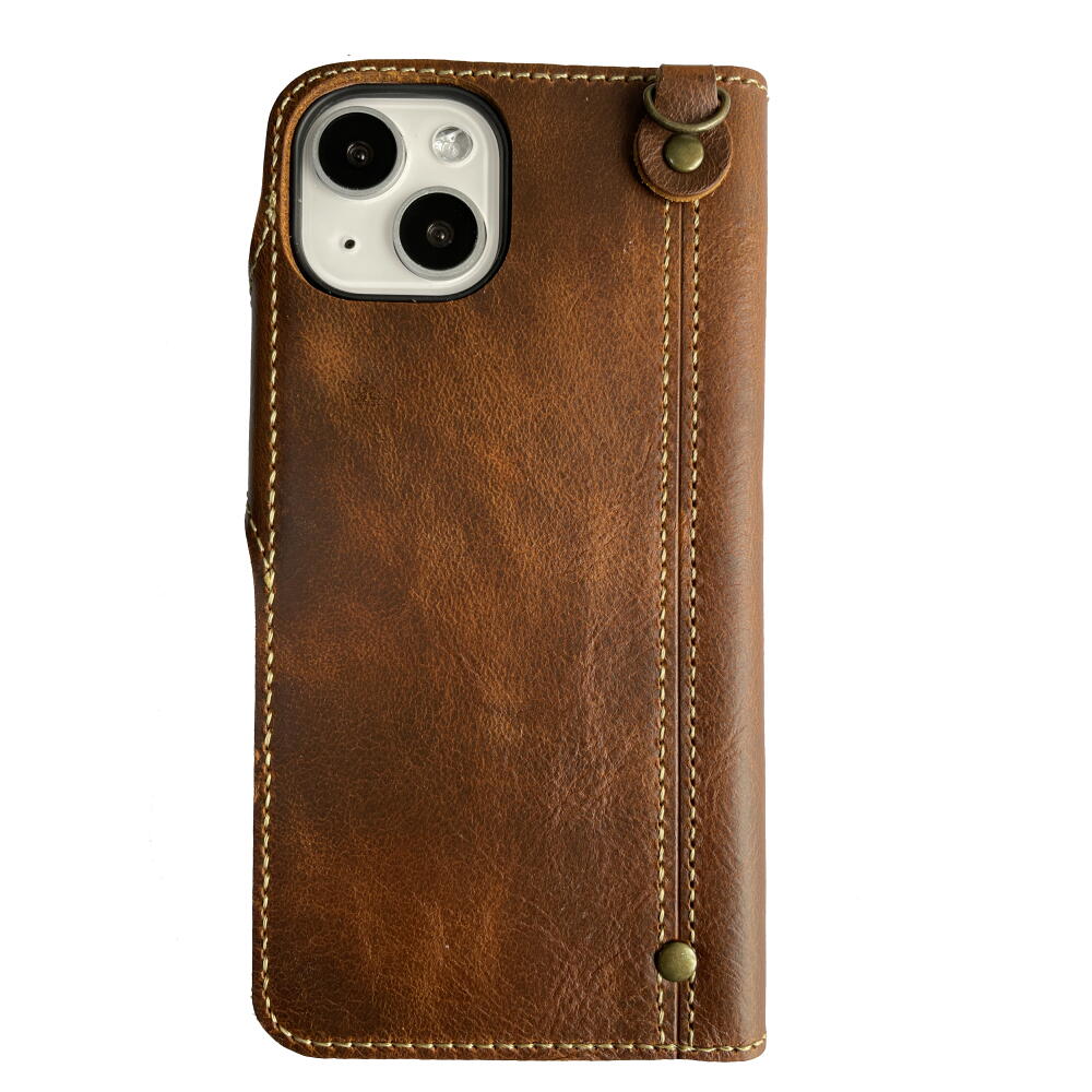 ※こちらの商品はメール便がご利用いただけます 高級牛革オイルレザーを採用。 プロ職人によって丁寧に作り上げたハンドメイドオリジナル手帳型携帯ケースです。 上品な質感やお肌に優しい感触があります。 オイルレザーは傷つきにくく、傷がついてもブラ...