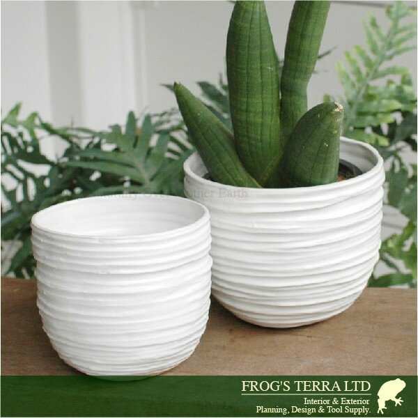 鉢カバー（プランター／ポット） 【外寸】直径22cm×H19cm 【材質】陶器製 【色】マットホワイト 【底穴】なし ※植物育成用途の耐水性はありますが100％防水ではありません。 ※陶器鉢の若干のムラ、米カケ、ピンホール、釉飛び、歪み、焼...