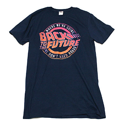 映画バック・トゥ・ザ・フューチャー のオフィシャルTシャツ。ネイビーのボディにお馴染みのロゴ、そしてその周りに「WHERE WE'RE GOING WE DON'T NEED ROADS」のメッセージがプリントされています。 コンディション...