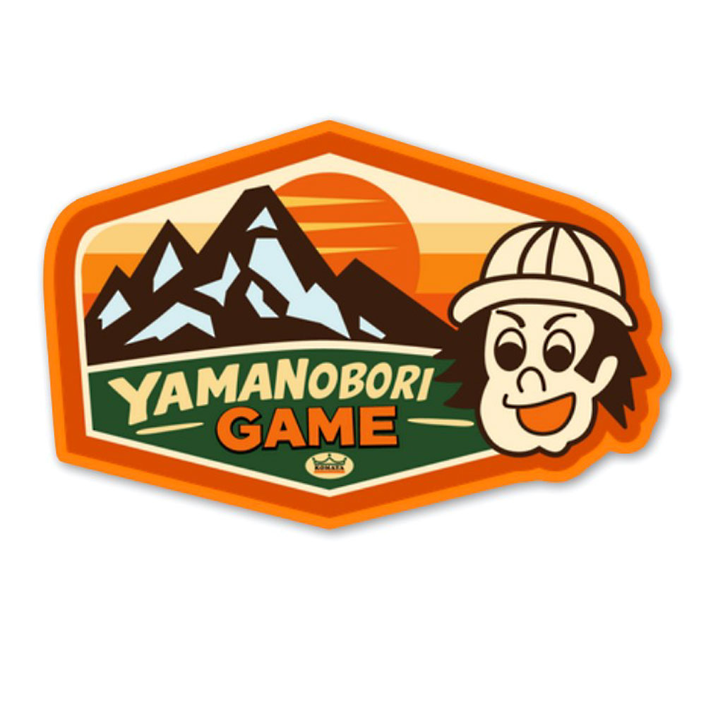伝説のエレメカ メーカー「こまや」のオフィシャル商品です。 「山のぼりゲーム」をテーマにしたレトロなトラベルステッカー。スマホやノートパソコン、スーツケースなどお好みの場所に貼ってお楽しみください。 【こまや】 1965年（昭和40年）創業...