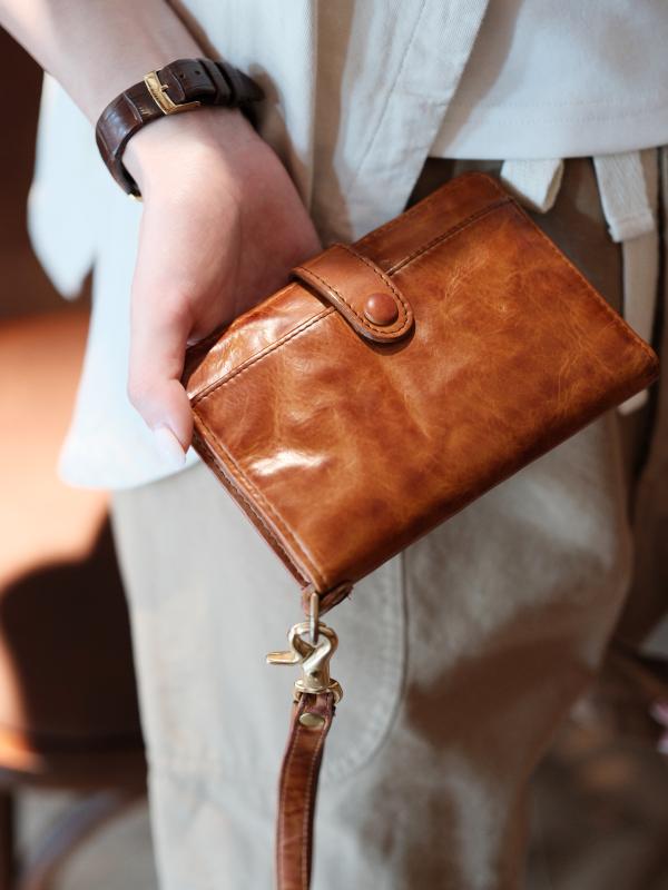 ・素材: 牛革・装飾: ベルト・スタイル: レトロ・裏地: コットン・仕様: 2つ折り・留め具: バックル・状態: 新品・形状: 縦型・内部構造: カードスロット、写真入れ、小銭入れ、証明書入れ・柄: 無地・性別: 女性・カラー展開: レト...