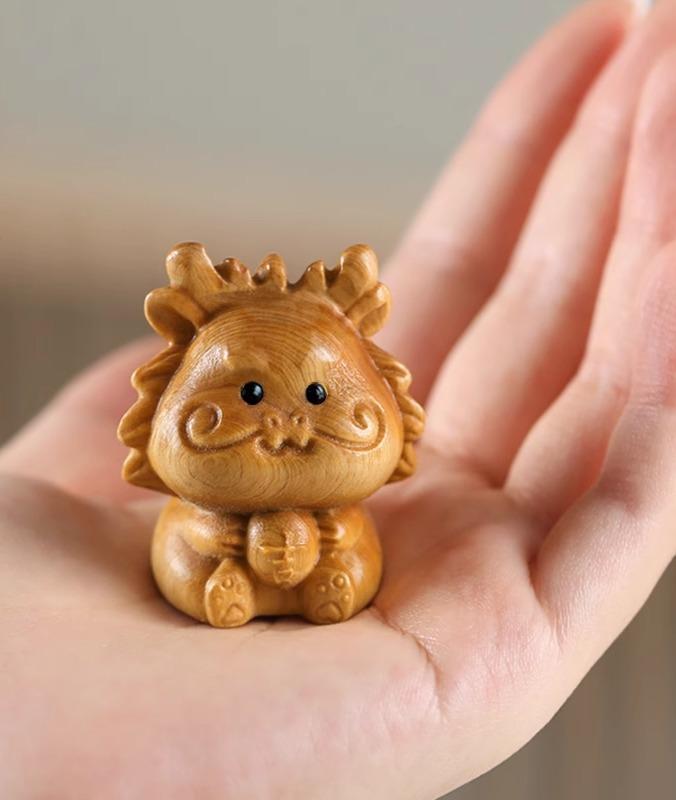 干支 置物 辰 子 丑 十二支 木彫り 崖柏 車 デスクトップ オーナメント 正月 インテリア 縁起物 コレクション かわいい ナチュラル レトロ ギフト素材: 崖柏職人技: 粋な手作り該当するシナリオ: 毎日の贈り物外観: 動物オーナメン...