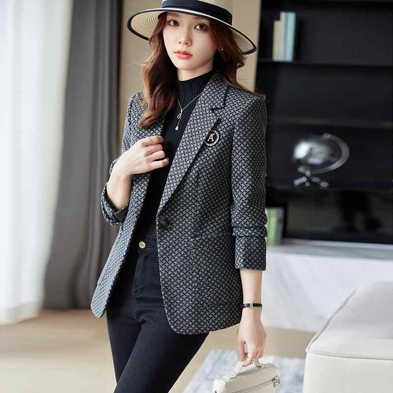 ・カテゴリ: テーラードジャケット・柄: 無地・フィット感: スリム・襟の: テーラードカラー・袖丈: 長袖・袖の形状: レギュラー・ディテール: ボタン・加工: 切り替え・主な素材: ポリエステル 95%以上・カラー展開: グレー、ブラウ...