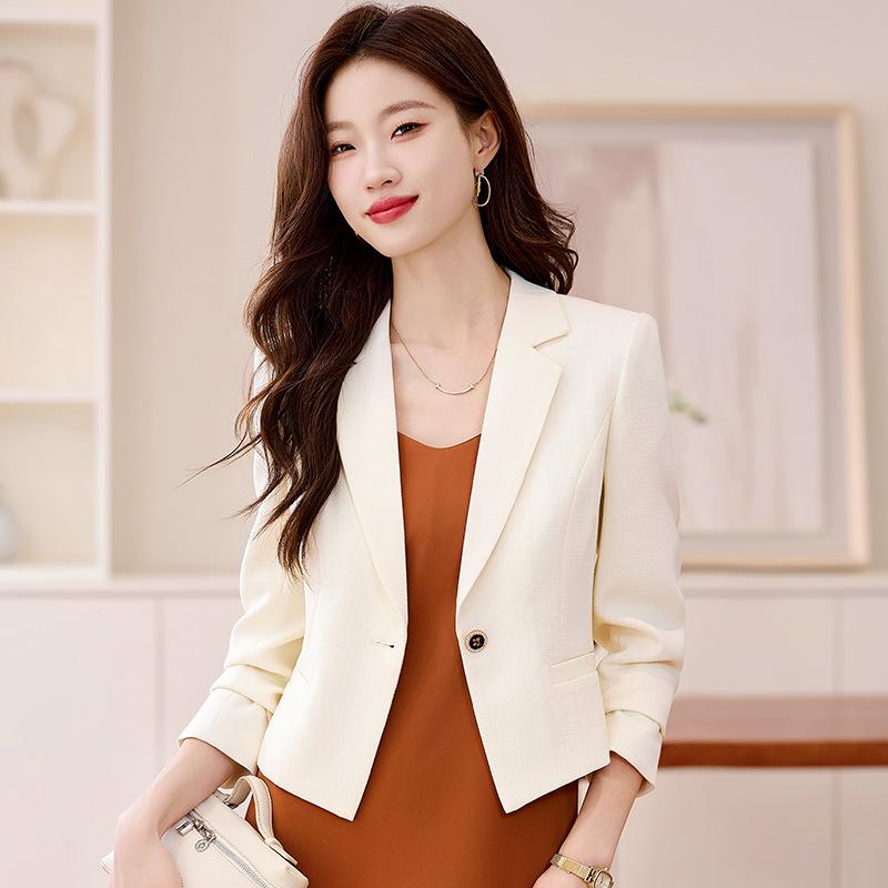 ・カテゴリ: テーラードジャケット・スタイル: 通勤・主な素材: ポリエステル、ポリウレタン・素材含有量: ポリエステル95%以上・襟型: テーラードカラー・袖丈: 長袖・柄: 無地・フィット感: スリムフィット・前立て: 1つボタン・加工...